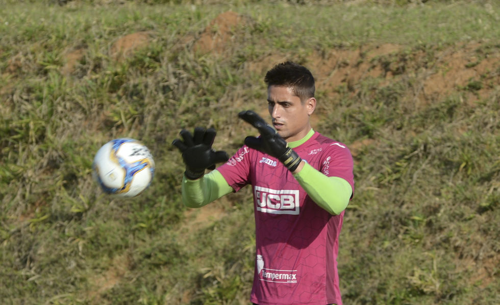 Renan Rocha ganha sequência no gol e permanece como titular