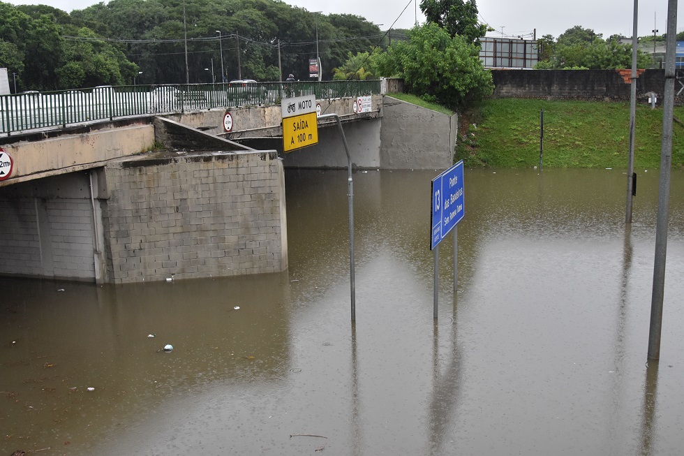 Chuva forte provoca 77 pontos de alagamento em SP e interdita Marginal ...