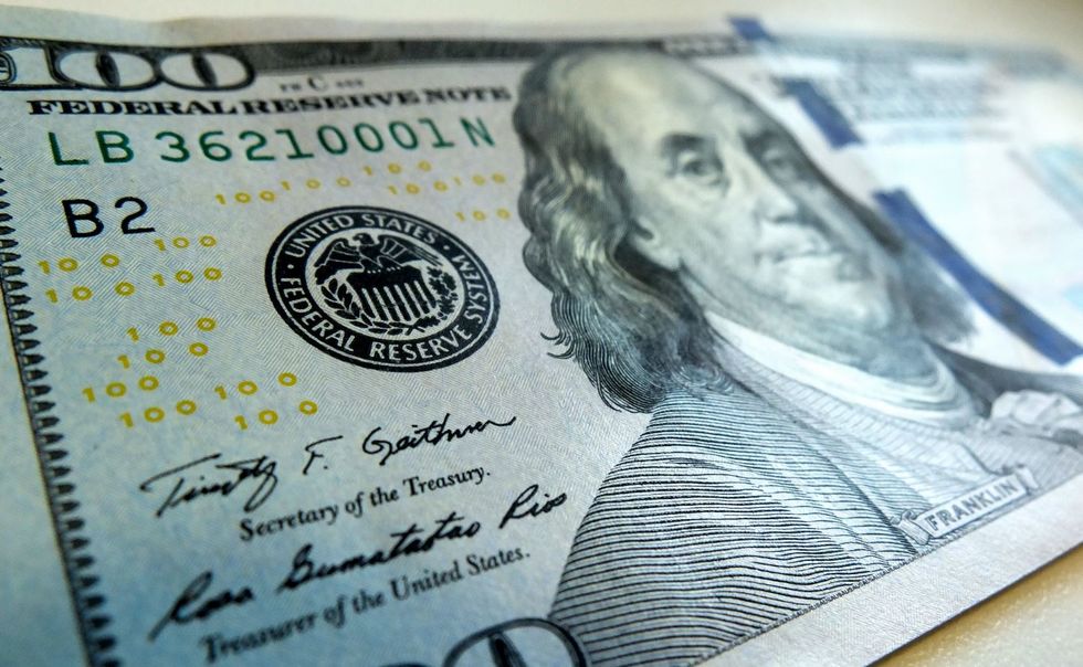 Dólar fecha agosto com alta de 5,05%, a maior desde março